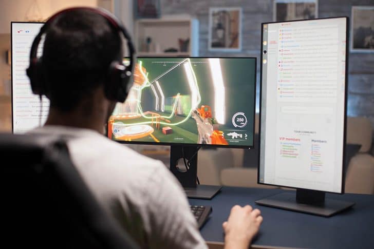 Side Monitors: Pros & Cons (Are They Worth It?)